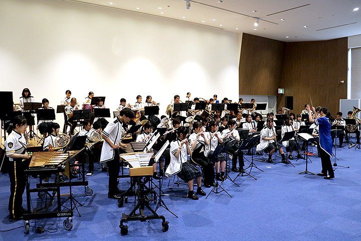 滑川高吹奏楽部と県警音楽隊がコラボ 滑川でポリスフェスタ｜北日本新聞webunプラス