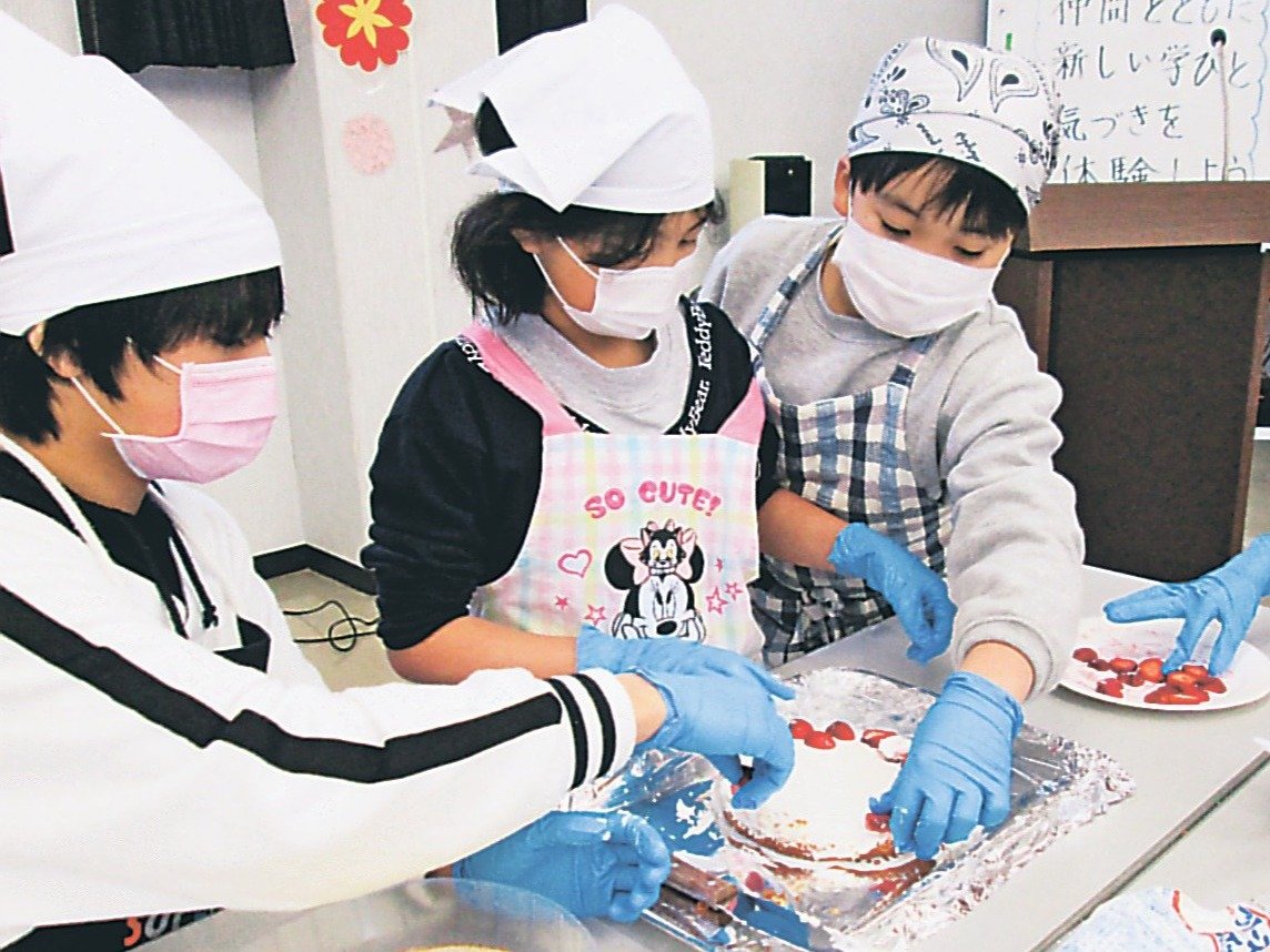 クリスマスケーキ作りに協力したよ 県砺波青少年自然の家で県内児童32人交流｜北日本新聞webunプラス