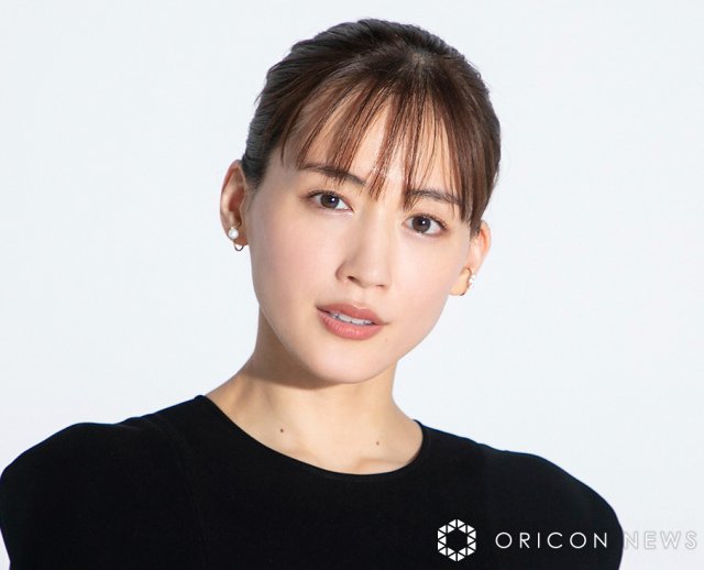 綾瀬はるか、“素の表情”あふれるオフショットをマネージャーが紹介「何を考えているんだろう」「後ろ姿さえもかわいい」｜北日本新聞webunプラス