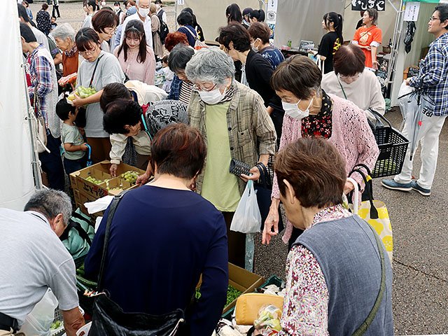 伏木復興へ笑顔の輪 高岡・国宝勝興寺で黄葉フェス、マルシェやステージ活気｜北日本新聞webunプラス