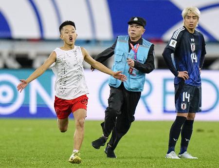 W杯日本戦乱入の男を行政拘留｜北日本新聞webunプラス