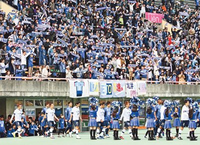 ホーム歓喜「今年こそ」 J2復帰へ高まる期待｜北日本新聞webunプラス