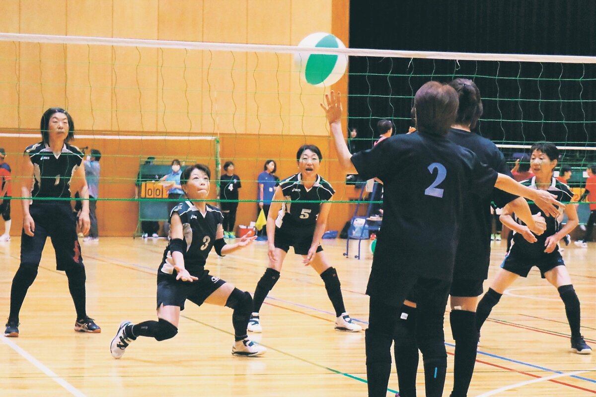 シニア選手躍動、159チーム白熱ラリー 朝日で翡翠杯ビーチボール全国大会、6日決勝T｜北日本新聞webunプラス
