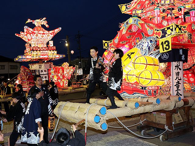 ぶつかり合い、町に熱気 小矢部・津沢夜高祭が開幕｜北日本新聞webunプラス