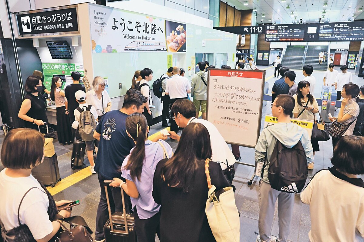 県内鉄道運休相次ぐ、夏休みの旅行客直撃 富山駅大混雑「早く再開を」｜北日本新聞webunプラス