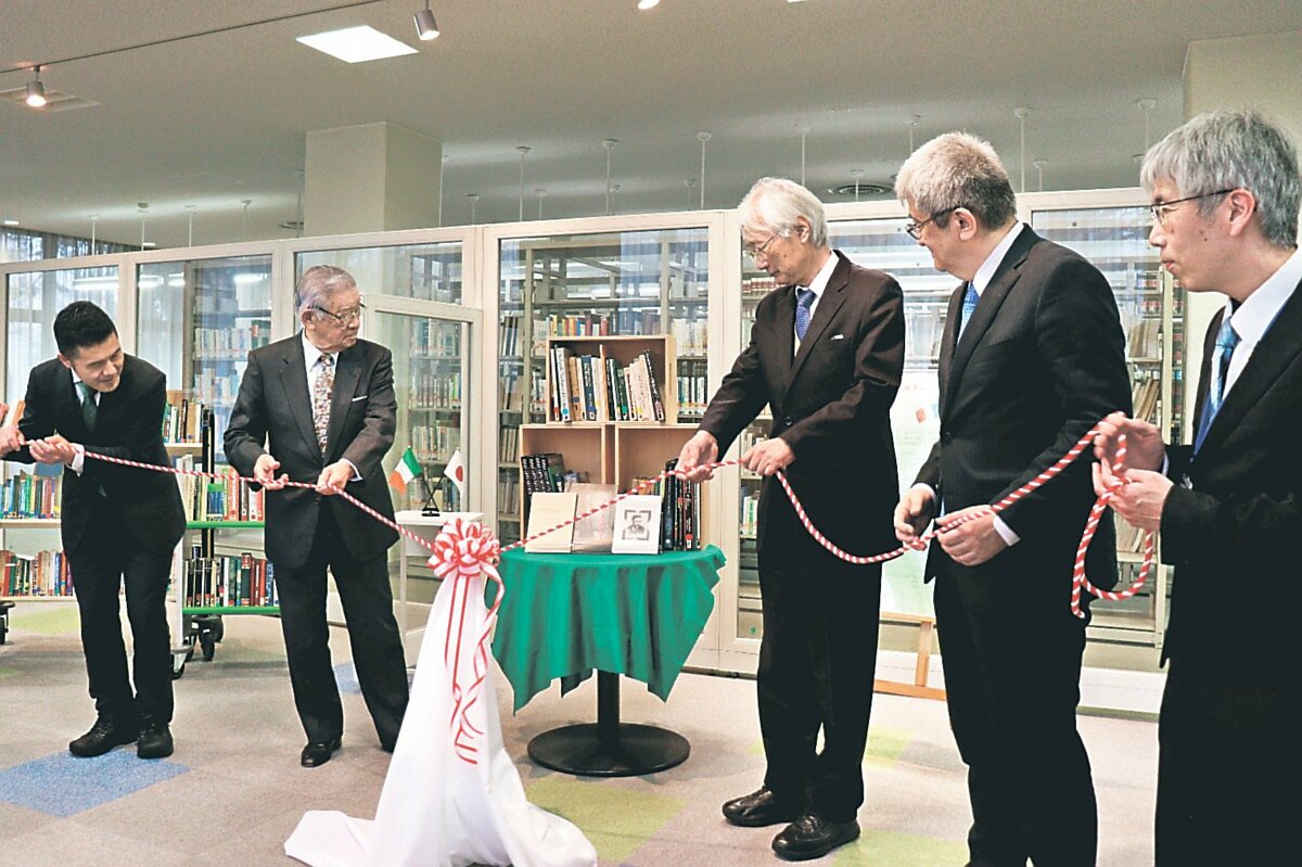 ハーン関連300冊寄贈 アイルランド大使館、富山大のヘルン文庫に｜北日本新聞webunプラス