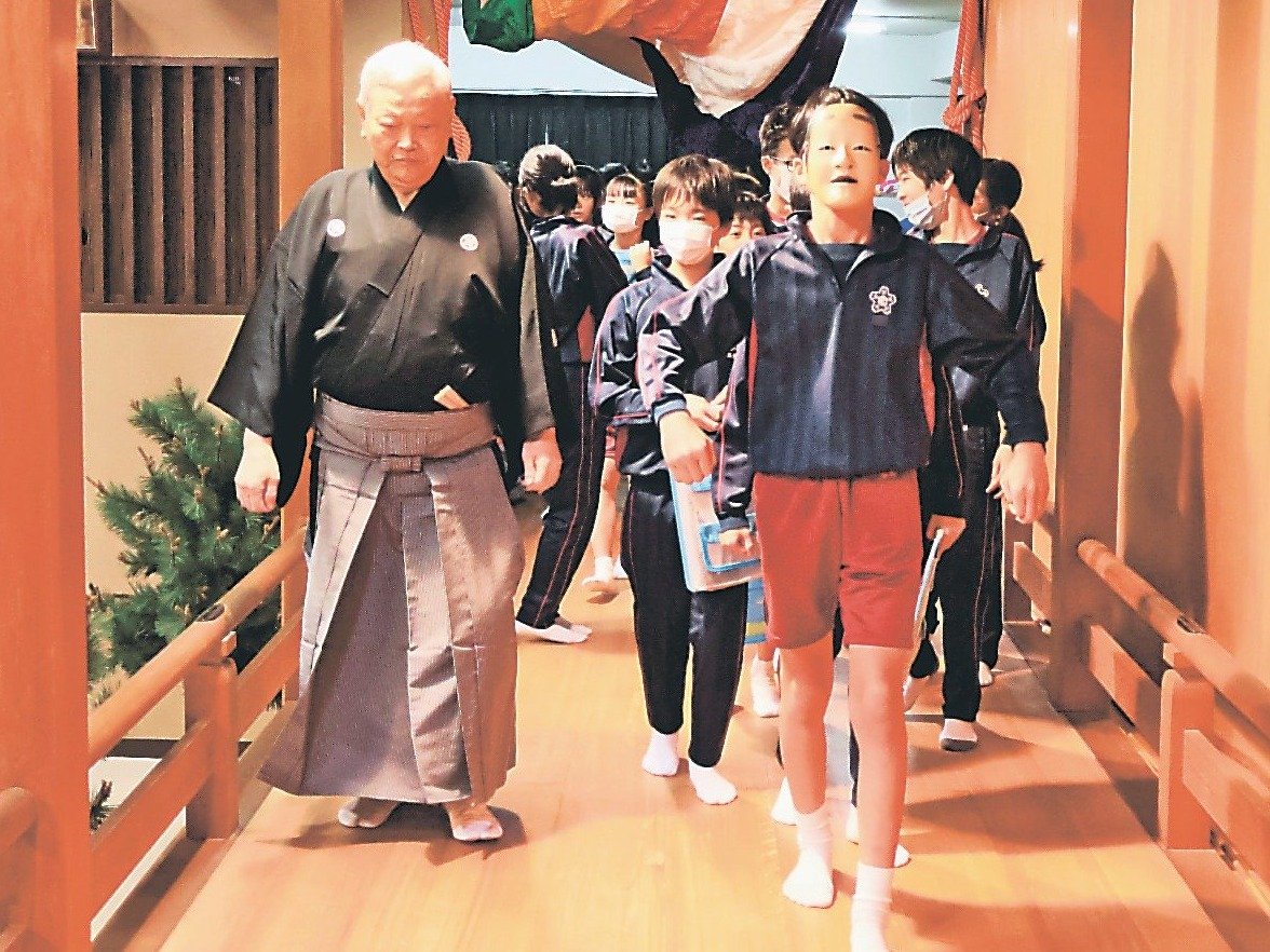 伝統芸能に理解深める 高岡・牧野小児童、能楽鑑賞や体験｜北日本新聞webunプラス