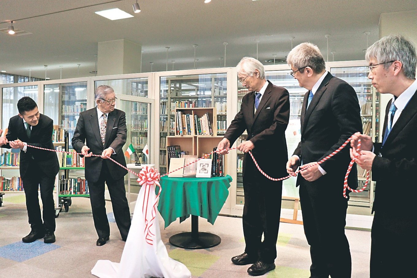 ハーン関連300冊寄贈 アイルランド大使館、富山大のヘルン文庫に｜北日本新聞webunプラス