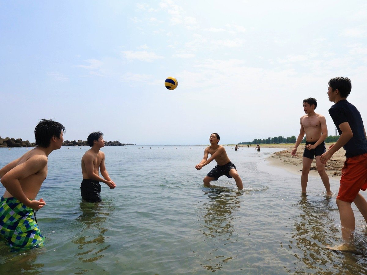 涼を求め波打ち際へ 富山で32・1度｜北日本新聞webunプラス