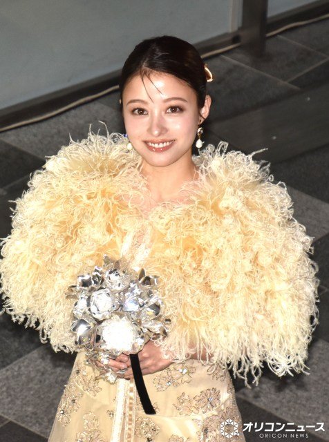 橋本環奈、クリスマスツリー点灯式 イルミネーション以上の輝き放つ｜北日本新聞webunプラス