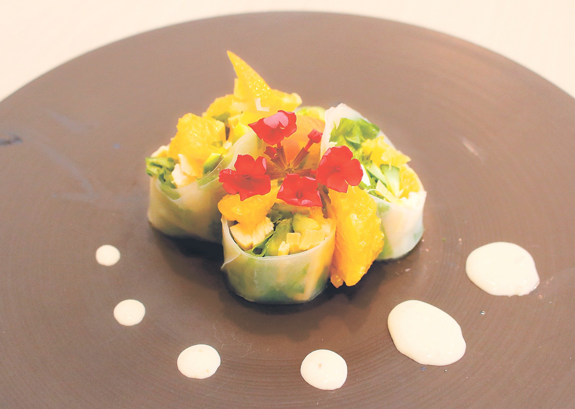 イヨカンとチキンのライスペーパー包み｜北日本新聞webunプラス