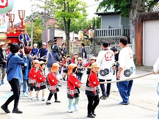 元気いっぱい「ヤサー」、園児が曳き回し体験 17、18日に岩瀬曳山車祭｜北日本新聞webunプラス