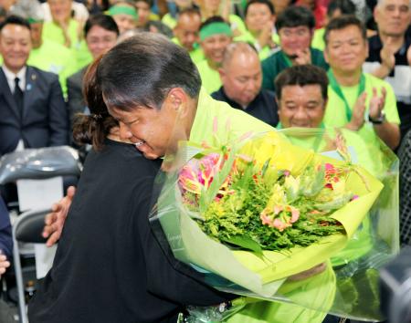 うるま市長に中村氏再選確実｜北日本新聞webunプラス