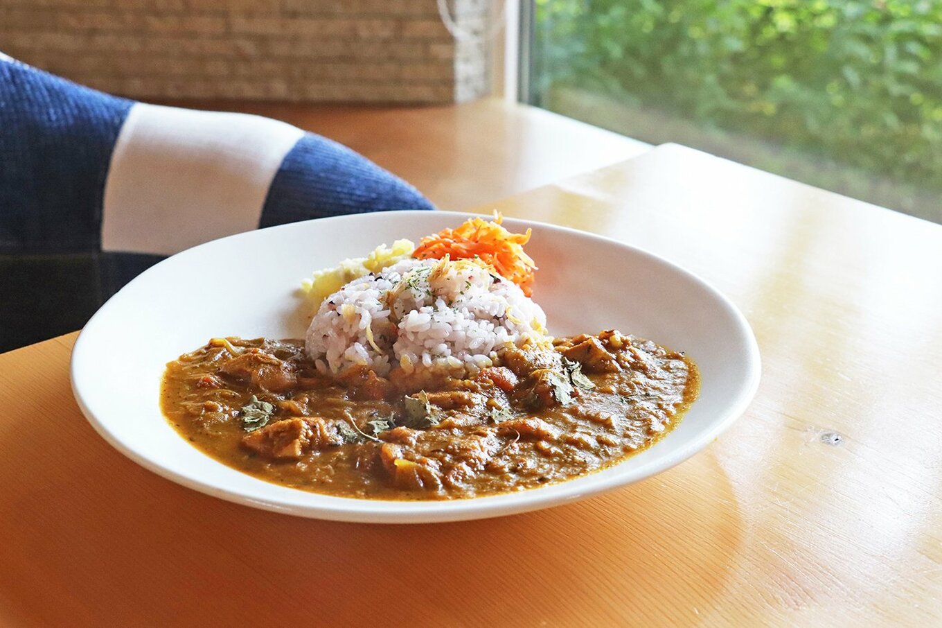 【注目の店】自家製みそが隠し味 こく深いチキンカレー 「cafeみそと」（富山市）｜北日本新聞webunプラス