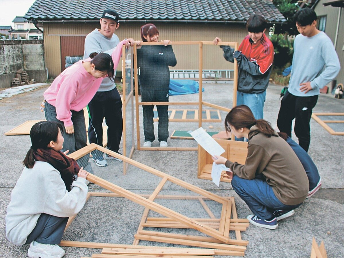 自然との共生考えよう 富山国際大生、射水の古民家に鶏小屋設置｜北日本新聞webunプラス
