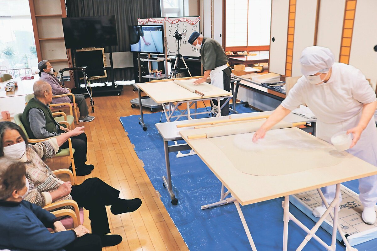 一足早く年越しそば 愛好会の6人、高岡の特養ホームで実演｜北日本新聞webunプラス