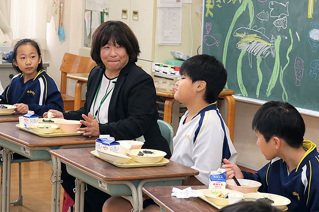 タラ汁の給食おいしい 朝日・さみさと小児童、町の名物堪能｜北日本新聞webunプラス