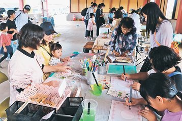 石動駅前（小矢部）の魅力アップ 北口広場周辺で初のフェス、飲食やステージにぎわう｜北日本新聞webunプラス