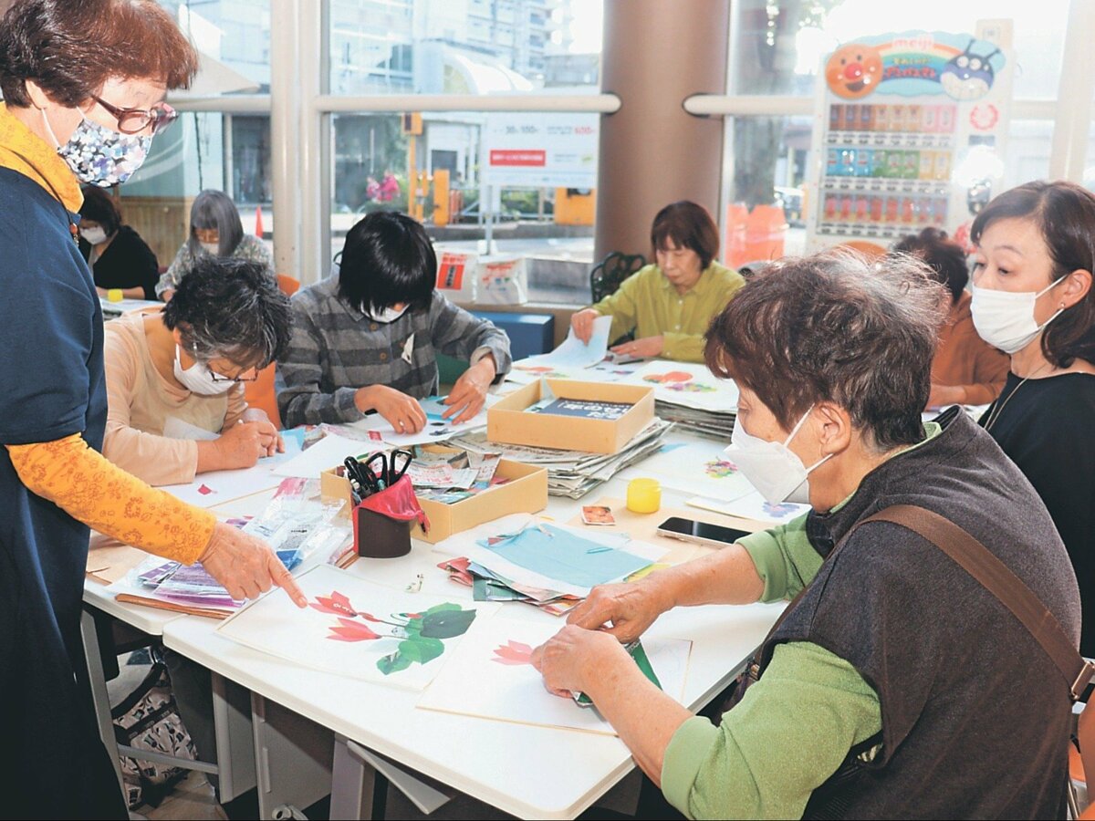 ブドウやシクラメン題材、新聞ちぎり絵楽しむ 高岡で「まなぶん」体験フェア｜北日本新聞webunプラス