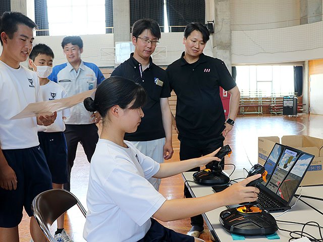 重機操作ワクワク 県建設業協魚津支部、滑川中で出前授業｜北日本新聞webunプラス