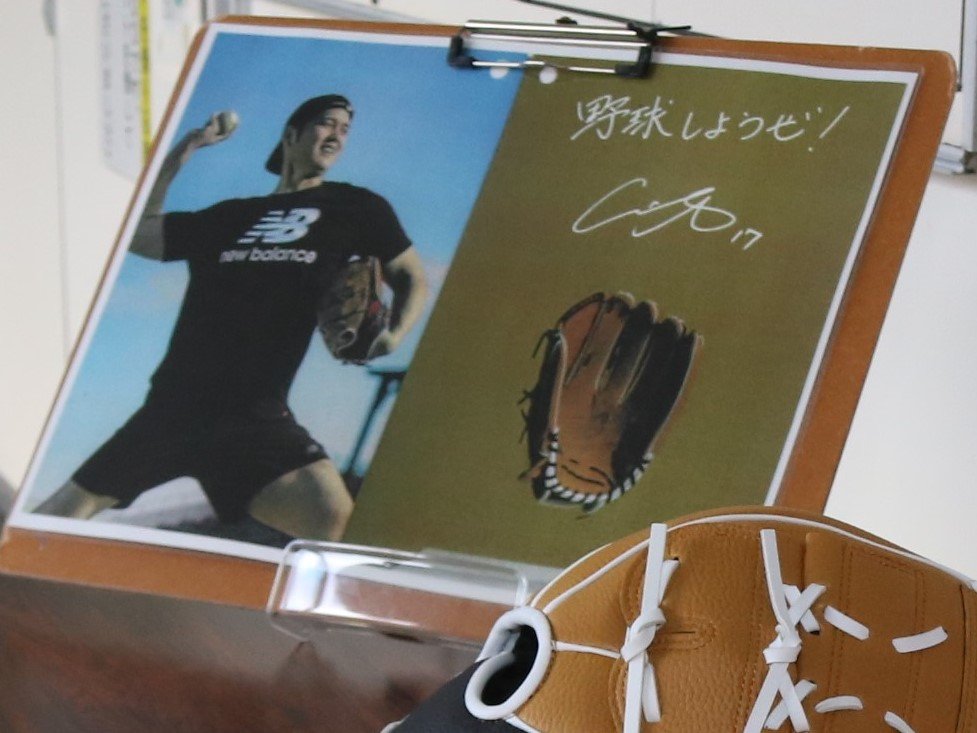 同じ名前の大谷小へグラブ、小矢部と「オータニ」の深い縁｜北日本新聞webunプラス