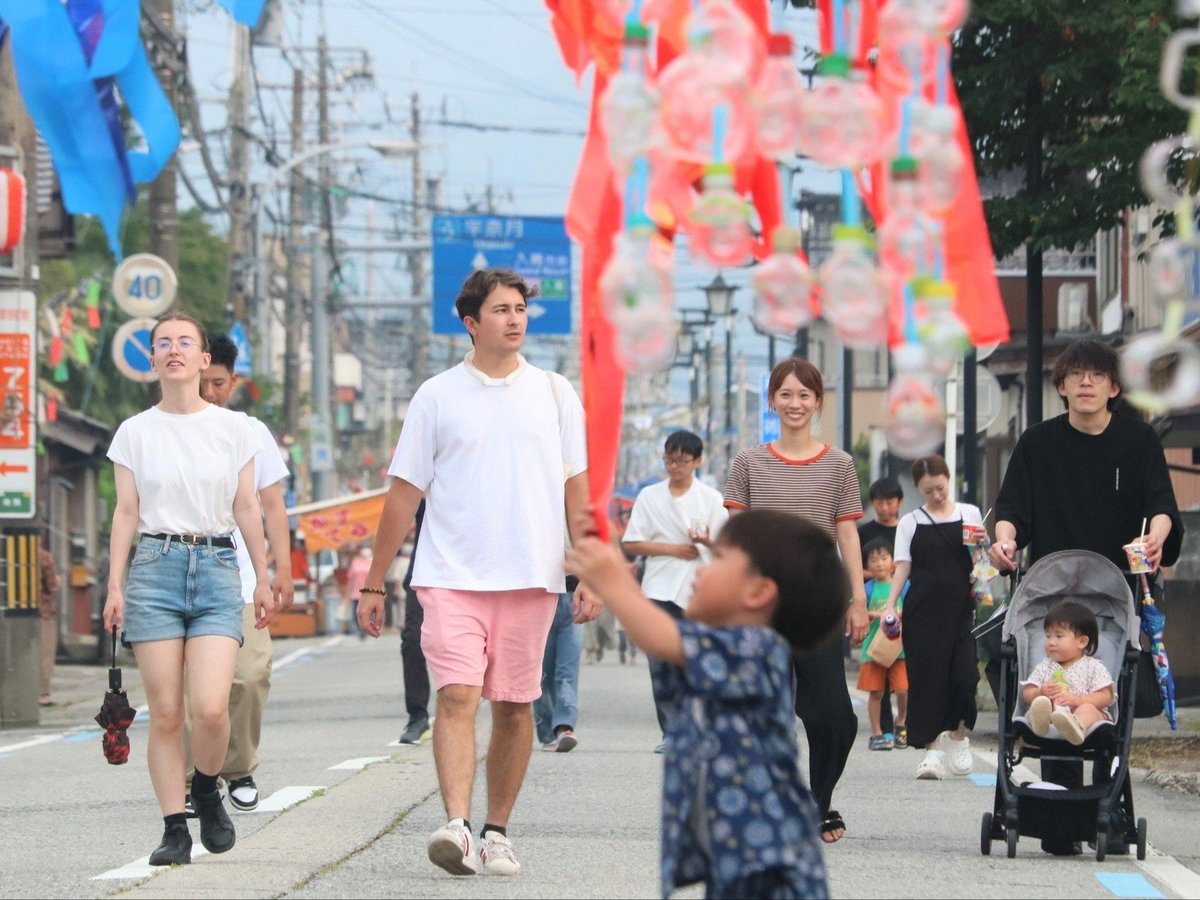 竹飾り130本、旧街道彩る 入善で舟見七夕まつり開幕｜北日本新聞webunプラス