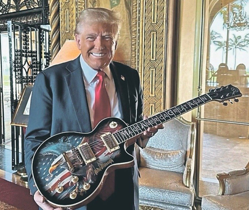 トランプ氏、サイン入りギター発売へ 275本限定、155万円｜北日本新聞webunプラス