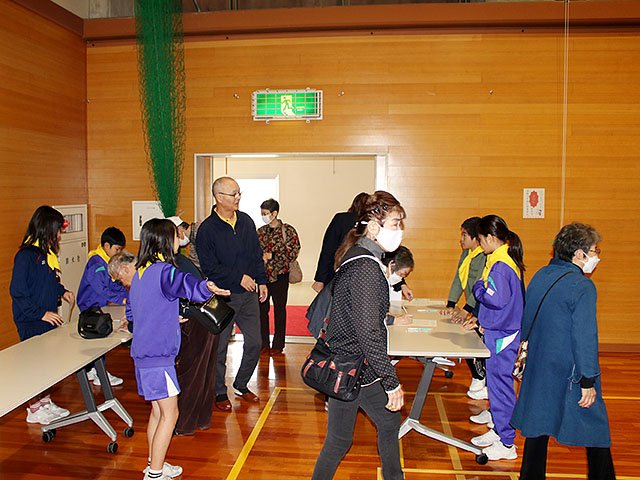 停電発生時の避難経路、自ら考える 高岡西部小児童、園児・住民と訓練｜北日本新聞webunプラス