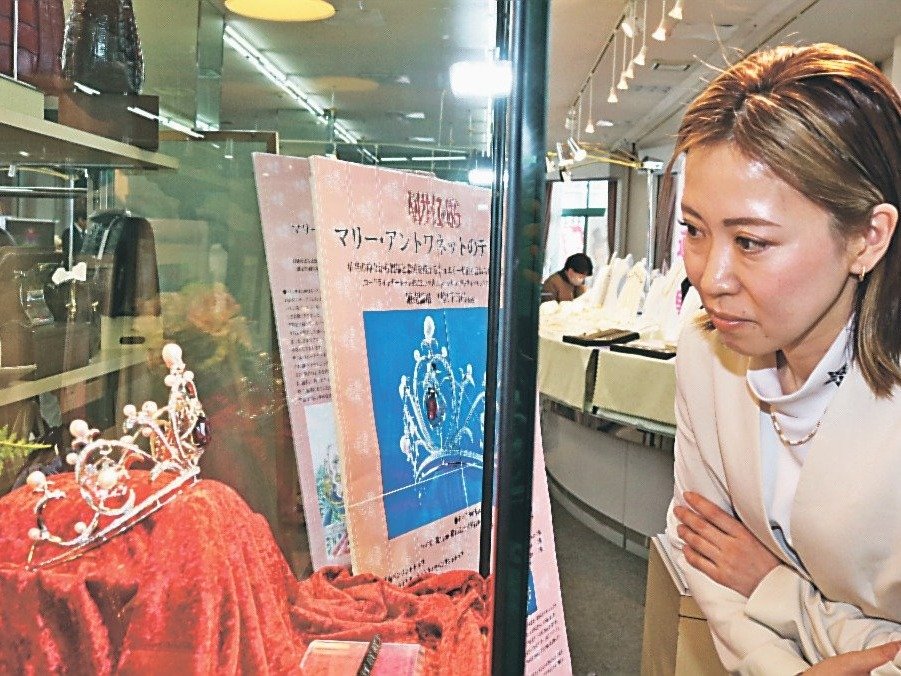 漫画「ベルばら」モチーフのティアラ展示 富山の宝飾販売店100周年感謝祭｜北日本新聞webunプラス