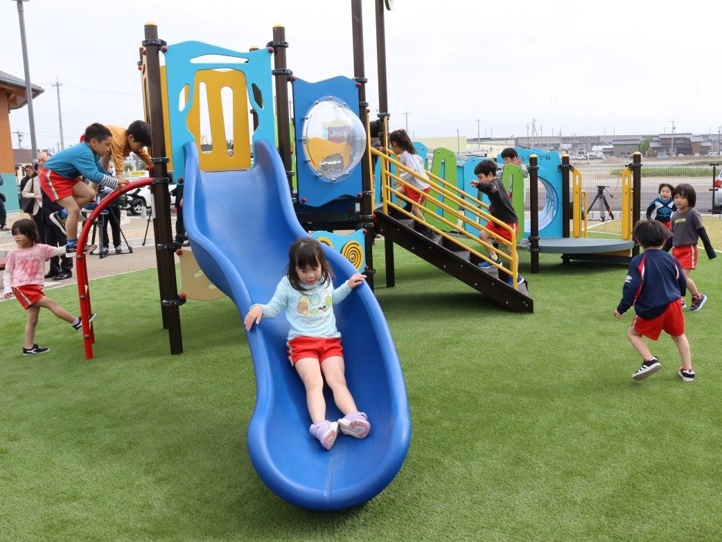 射水市内にインクルーシブな新公園！雨でもOKな遊具場も コノコト｜北日本新聞webunプラス
