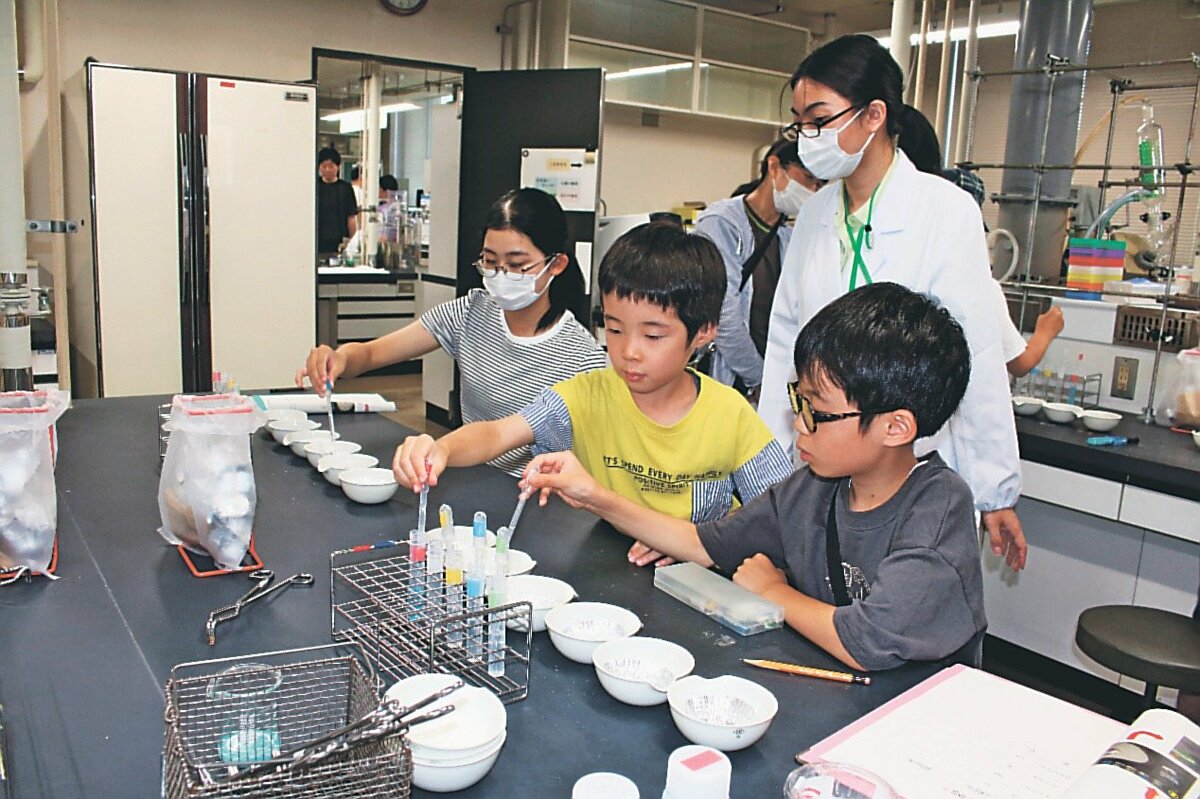 科学って面白い！ 県衛生研究所で児童が実験や観察｜北日本新聞webunプラス