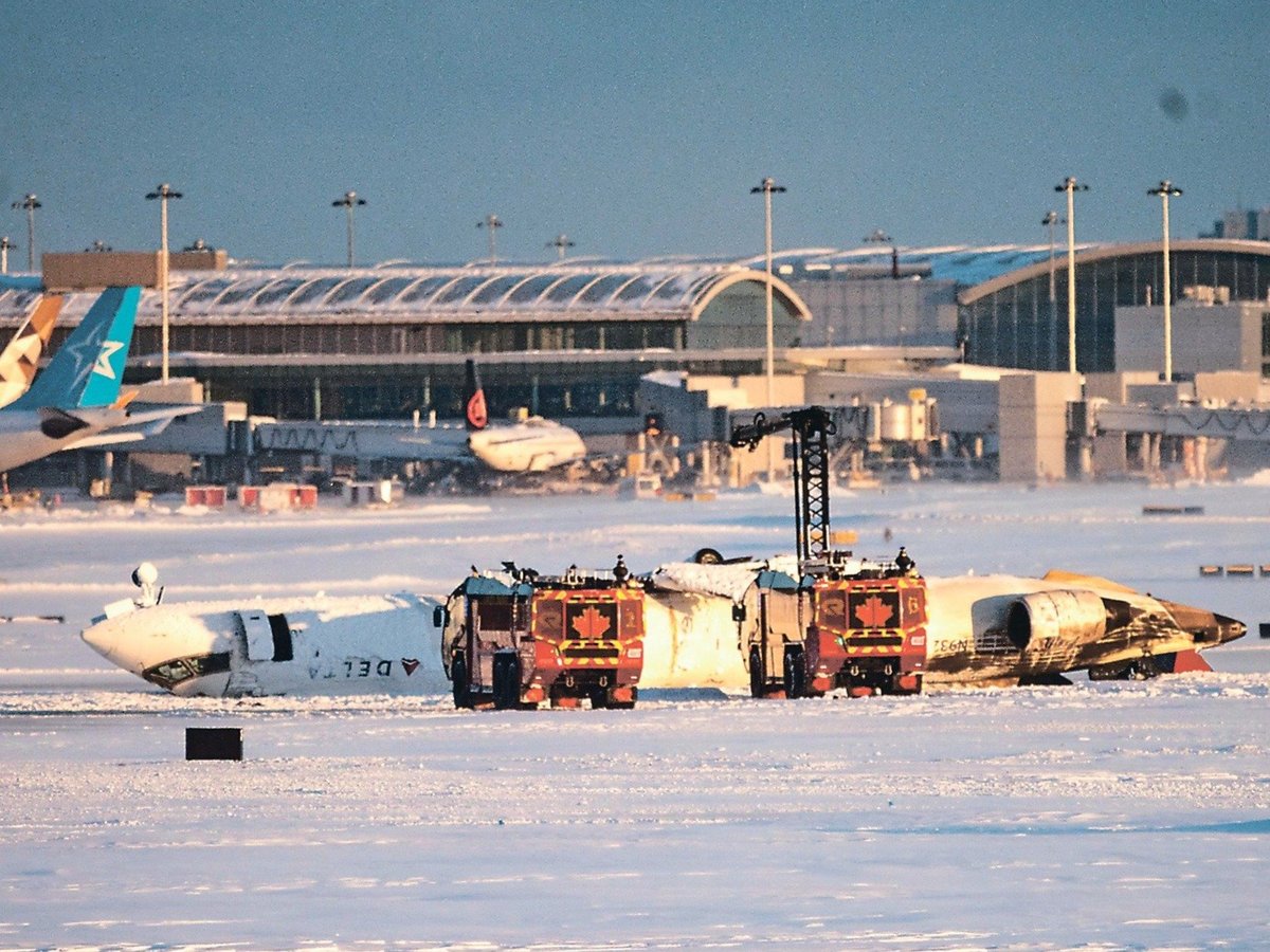 デルタ機、カナダで着陸失敗 機体逆さま、18人負傷｜北日本新聞webunプラス