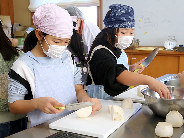 育てた大カブ、甘酢漬けに 富山・音川小3年生が調理｜北日本新聞webunプラス
