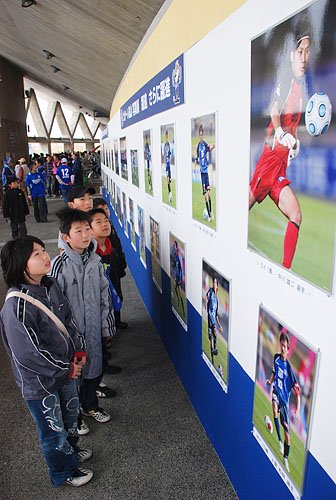 会場でカターレイレブン写真パネル展｜北日本新聞webunプラス