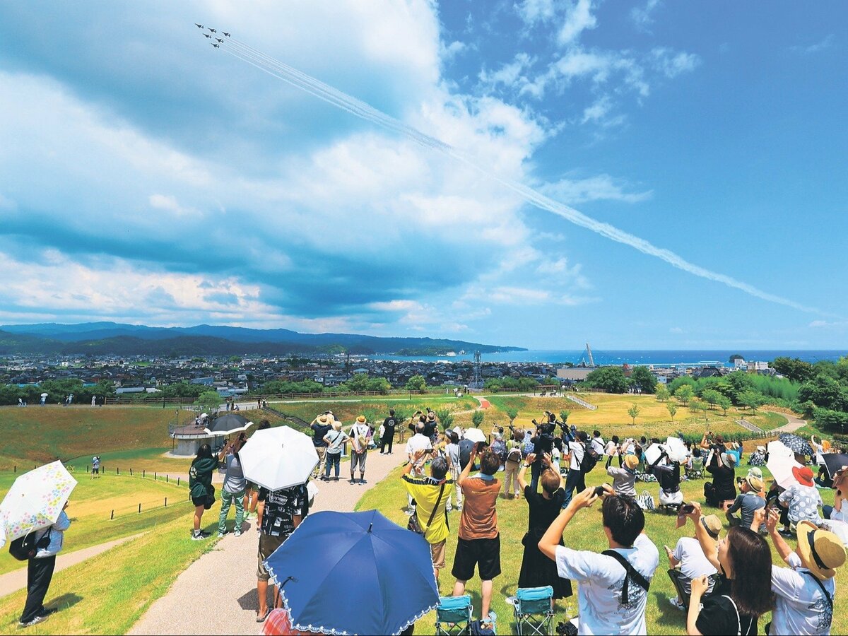 感動アート、被災地に勇気 氷見でブルーインパルス飛行｜北日本新聞webunプラス