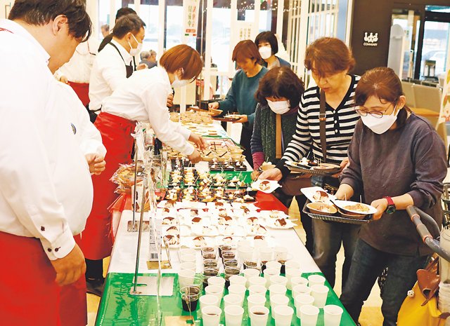 ワインやチーズ直輸入、イタリアン満喫を 射水でフェアスタート、試食コーナーに行列｜北日本新聞webunプラス