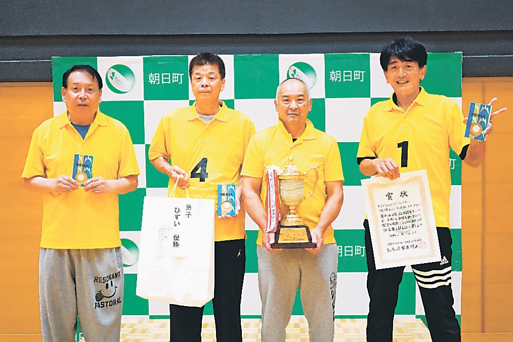 60歳以上男子は近江新旋組V3、女子はシトラスが優勝 朝日で翡翠カップビーチボール全国大会｜北日本新聞webunプラス