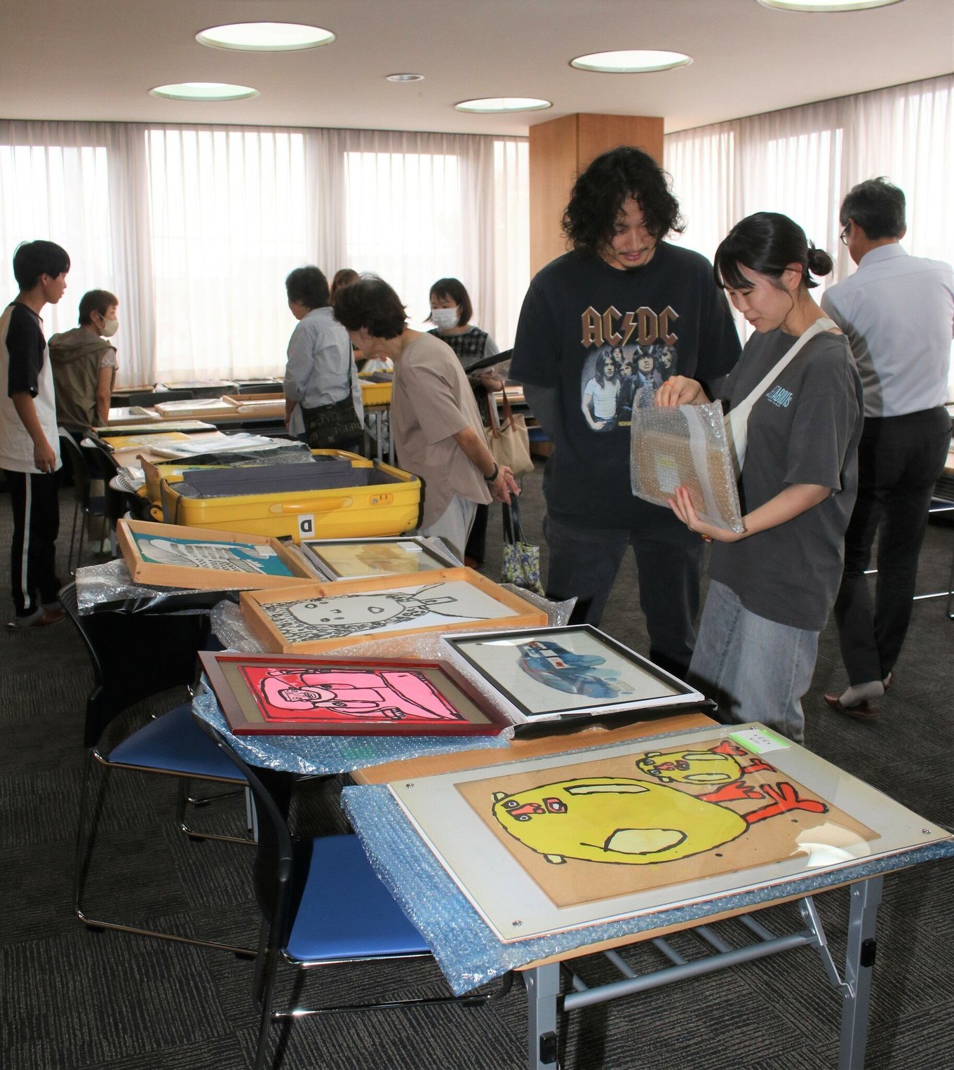 障害者アート、店舗彩る 12日から「伏木まちなか美術館」開催、商店主ら作品選ぶ｜北日本新聞webunプラス