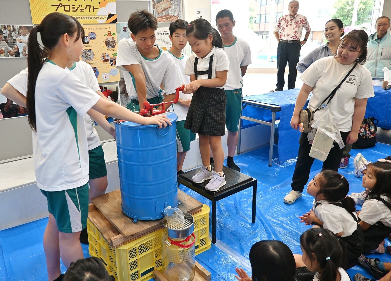 採れたて蜂蜜おいしい！ 富山市民プラザで園児が収穫体験｜北日本新聞webunプラス