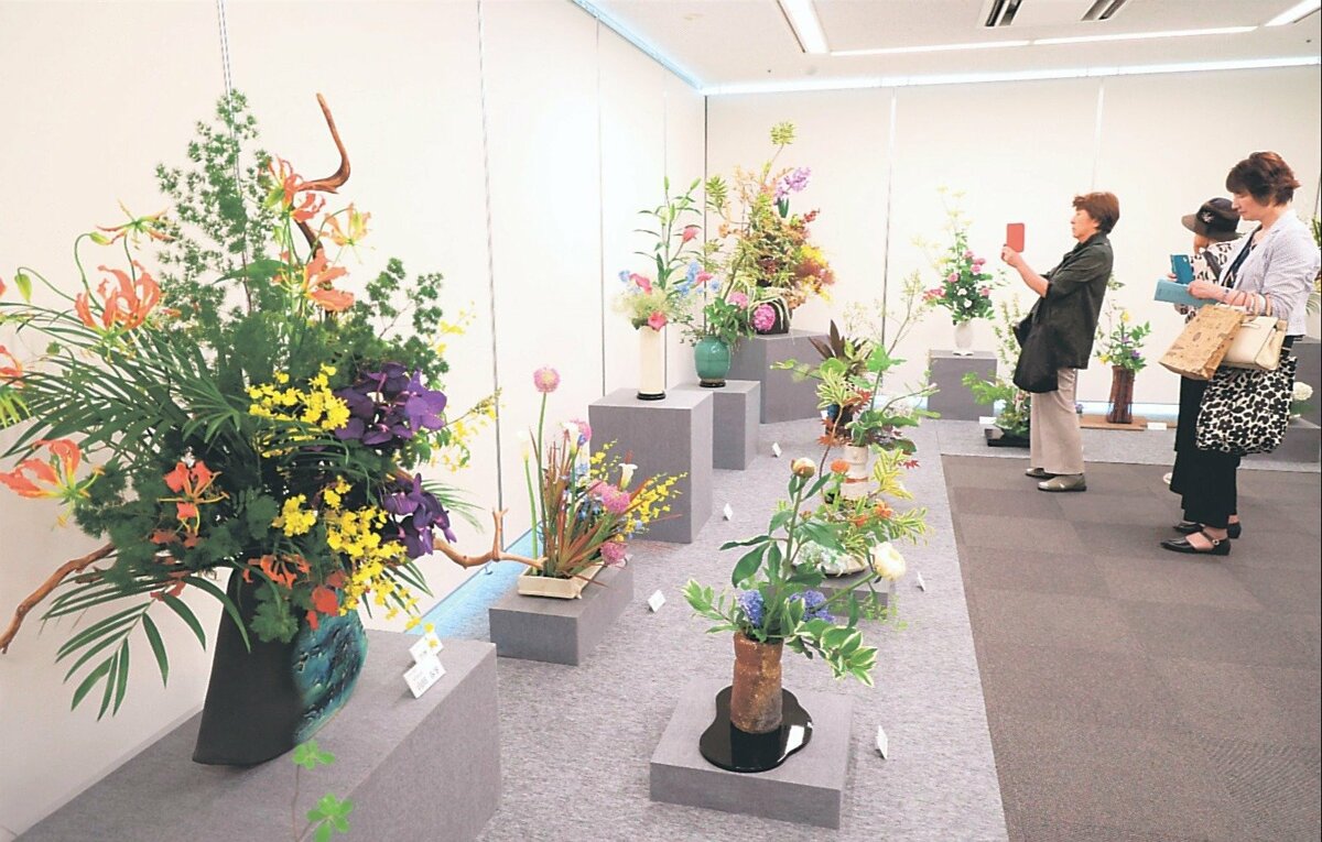 節目祝う生け花華やか 小原流富山支部、創立60年記念展｜北日本新聞webunプラス