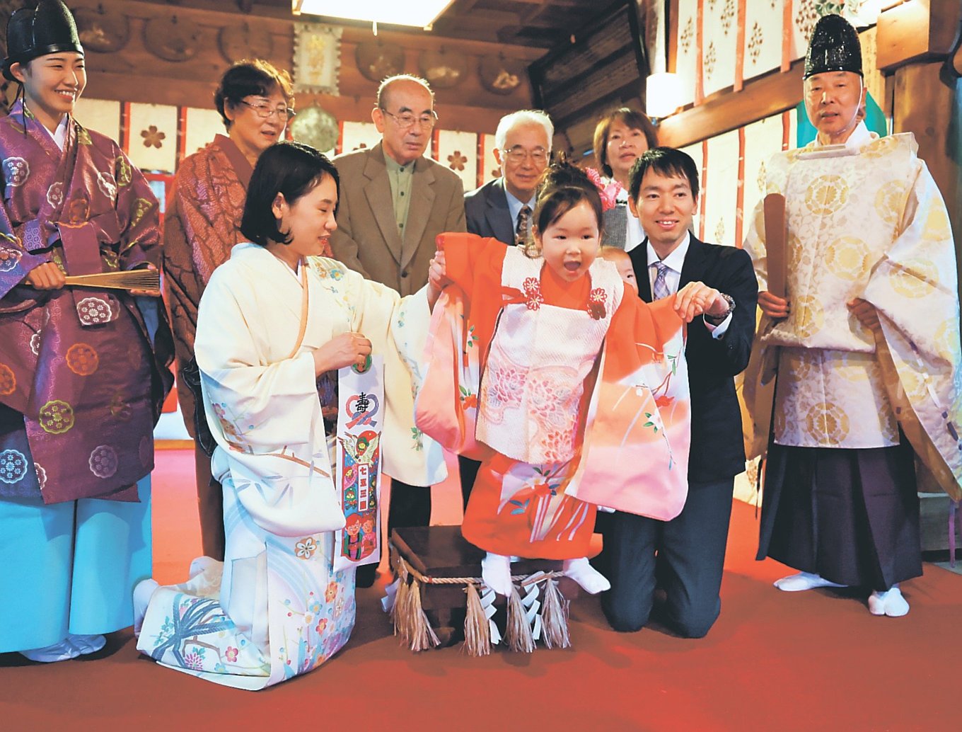 碁盤から元気にジャンプ 小矢部・福町神明宮で七五三儀式｜北日本新聞webunプラス