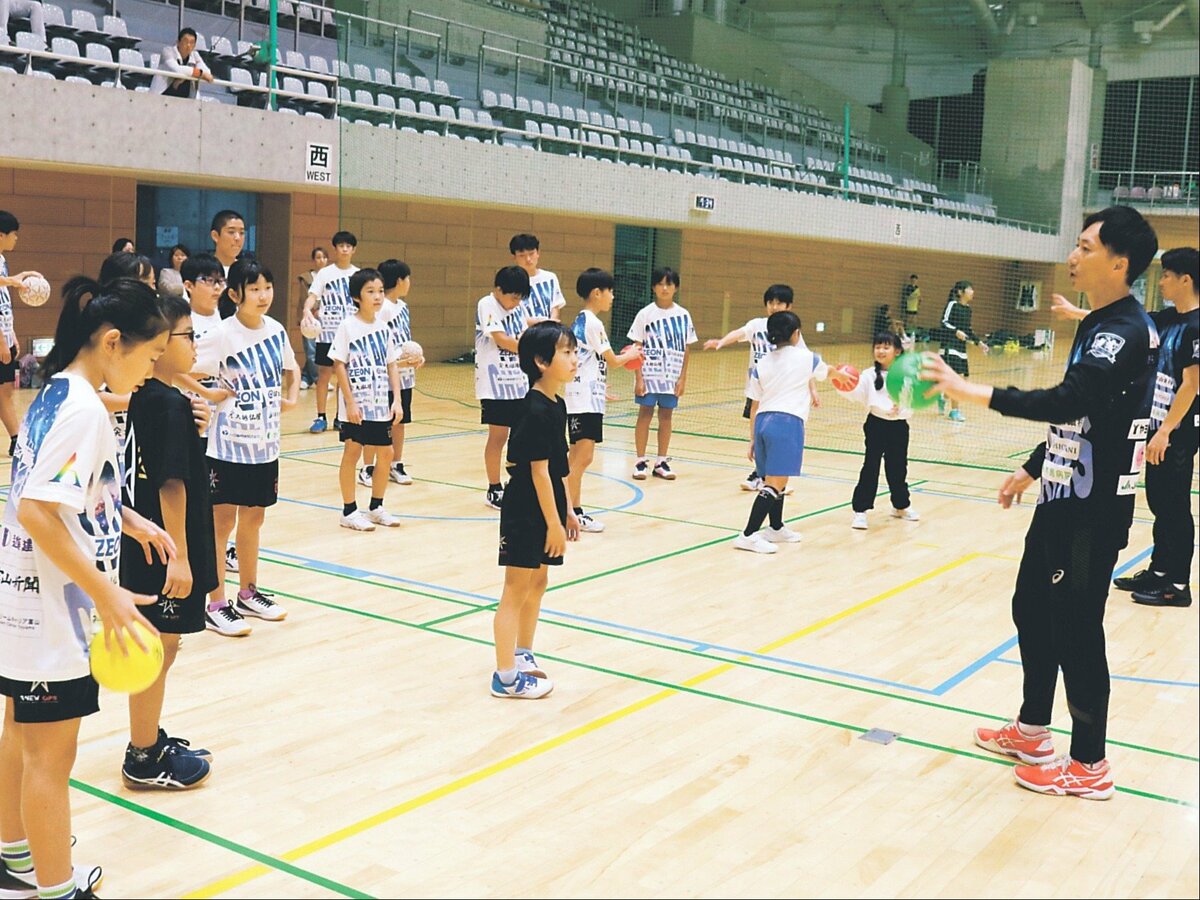 技術向上へハンドボールスクール、高岡で開校 富山ドリームス選手・スタッフが指導｜北日本新聞webunプラス