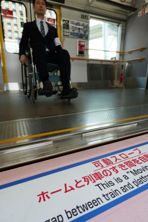 JR西、車いす介助なしで列車に｜北日本新聞webunプラス