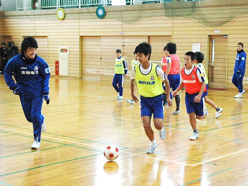 カターレ選手と児童が交流 富山・桜谷小でスポーツ塾｜北日本新聞webunプラス