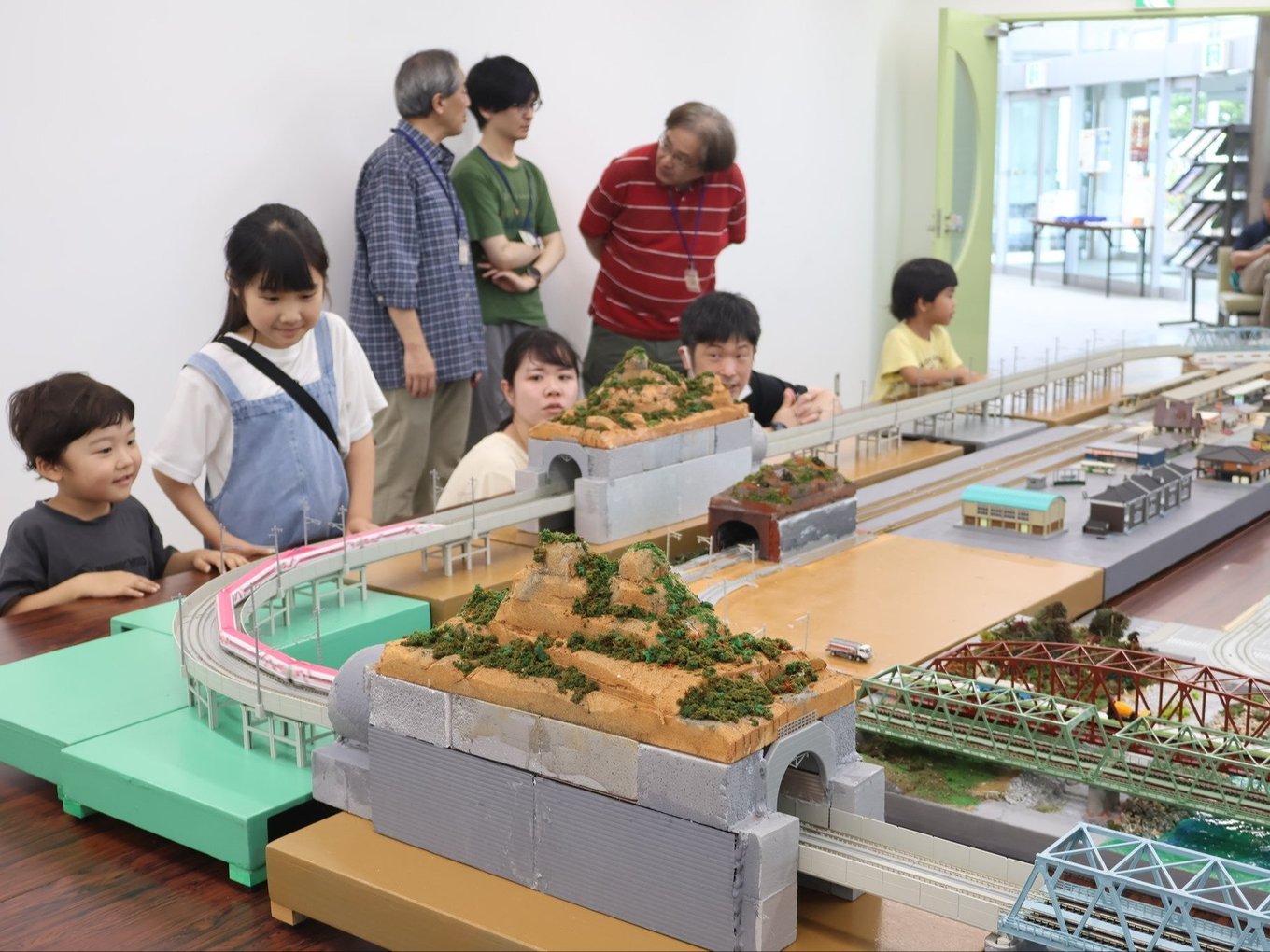鉄道模型300両、愛好者でにぎわう 高岡・おとぎの森館｜北日本新聞webunプラス