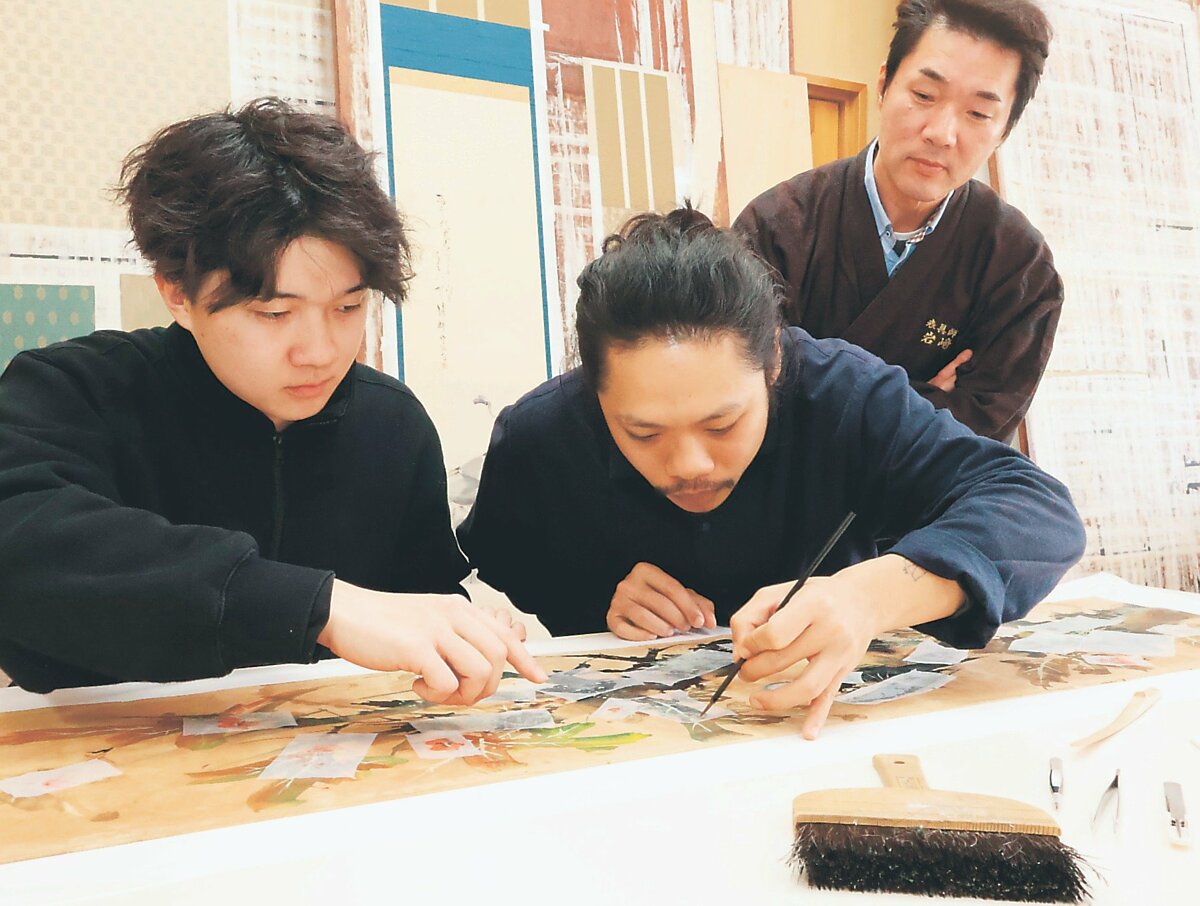 日本式表装技術を指導 南砺の表具店3代目岩崎さん、台湾の学生にみっちり｜北日本新聞webunプラス