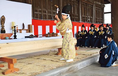 大修理の安全祈る 勝興寺 工匠が「釿始の儀」 ｜北日本新聞webunプラス