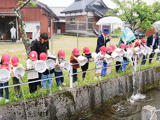 ウナギ 大きく育ってね 黒部Uプロジェクト、幼魚を放流｜北日本新聞webunプラス