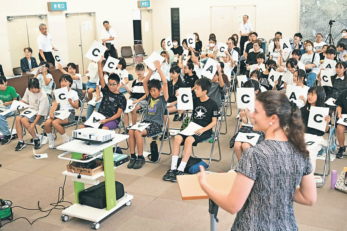 ALTと交流やクイズ、学習成果を確認 氷見で英語セミナー、児童37人参加｜北日本新聞webunプラス