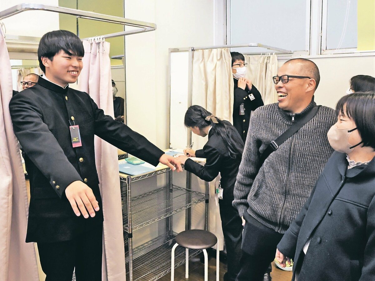 新しい制服にわくわく 県内の学生服専門店、新入生が採寸｜北日本新聞webunプラス